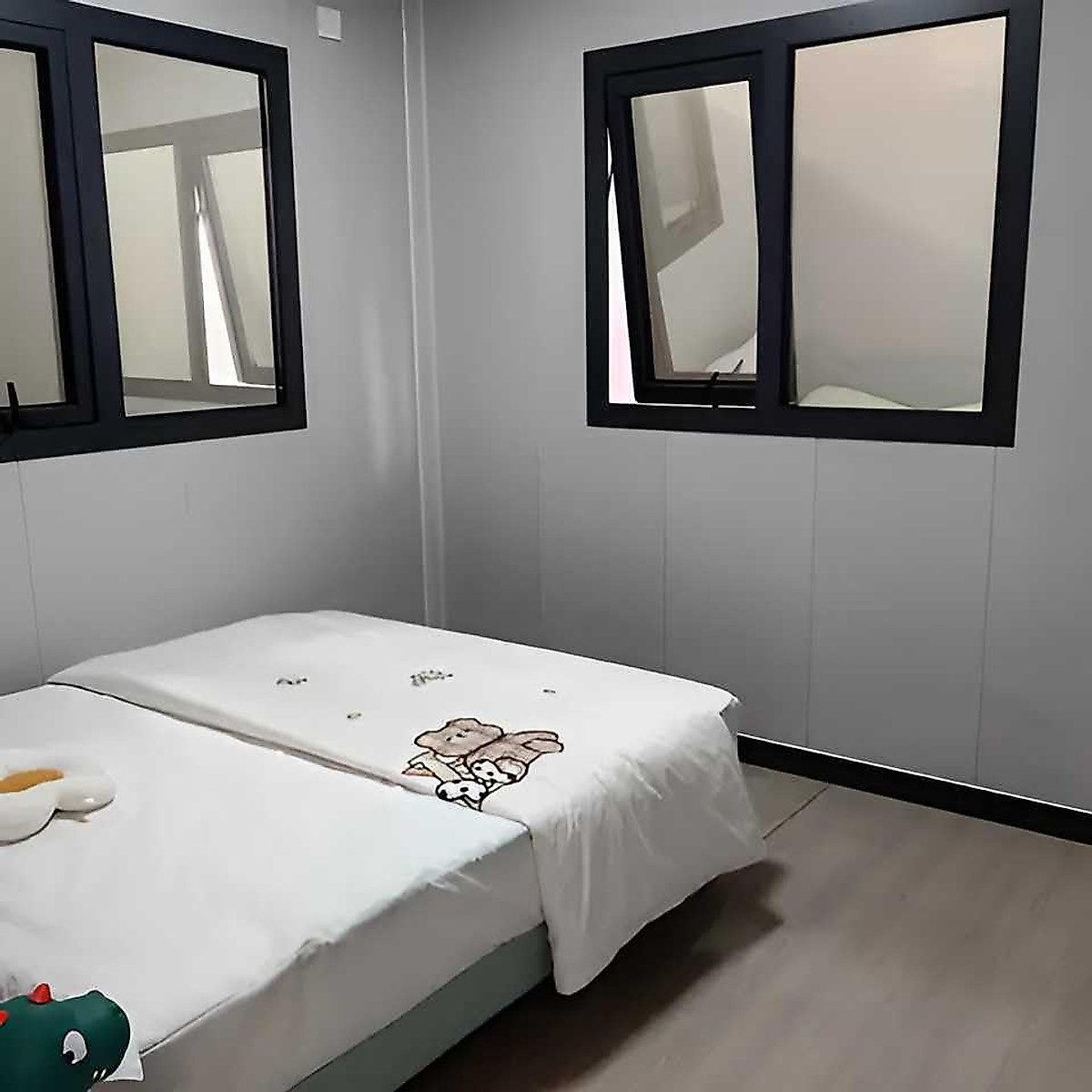 40ft House with Luxury Design, with 3 Bedroom, 1 Living Room, 1 Full Equiped Bathroom and Kitchen,Prefabricated Container House for Adults Living, Foldable Mobile Home Easy Setup & Move. (40ft)