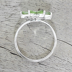 NOVICA Artisan Handmade Peridot Cocktail Ring Sterling Silver Floral from India Green Birthstone [crownbezel 0.6 in L x 0.6 in W x 0.1 in H Band Width 4 mm W] ' Sparkling Daisy'