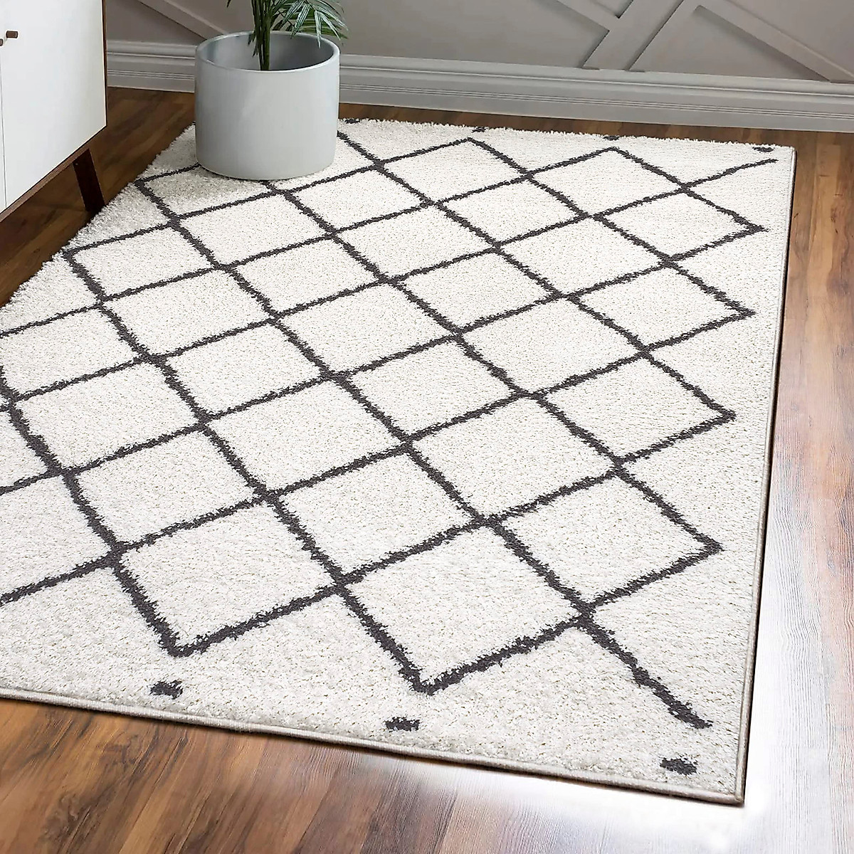 JONATHAN Y MOH410A-5 Cami Moroccan Style Diamond Shag Indoor Area-Rug Bohemian Contemporary Geometric Easy-Cleaning Bedroom Kitchen Living Room Non Shedding, 5 X 8, White/Black