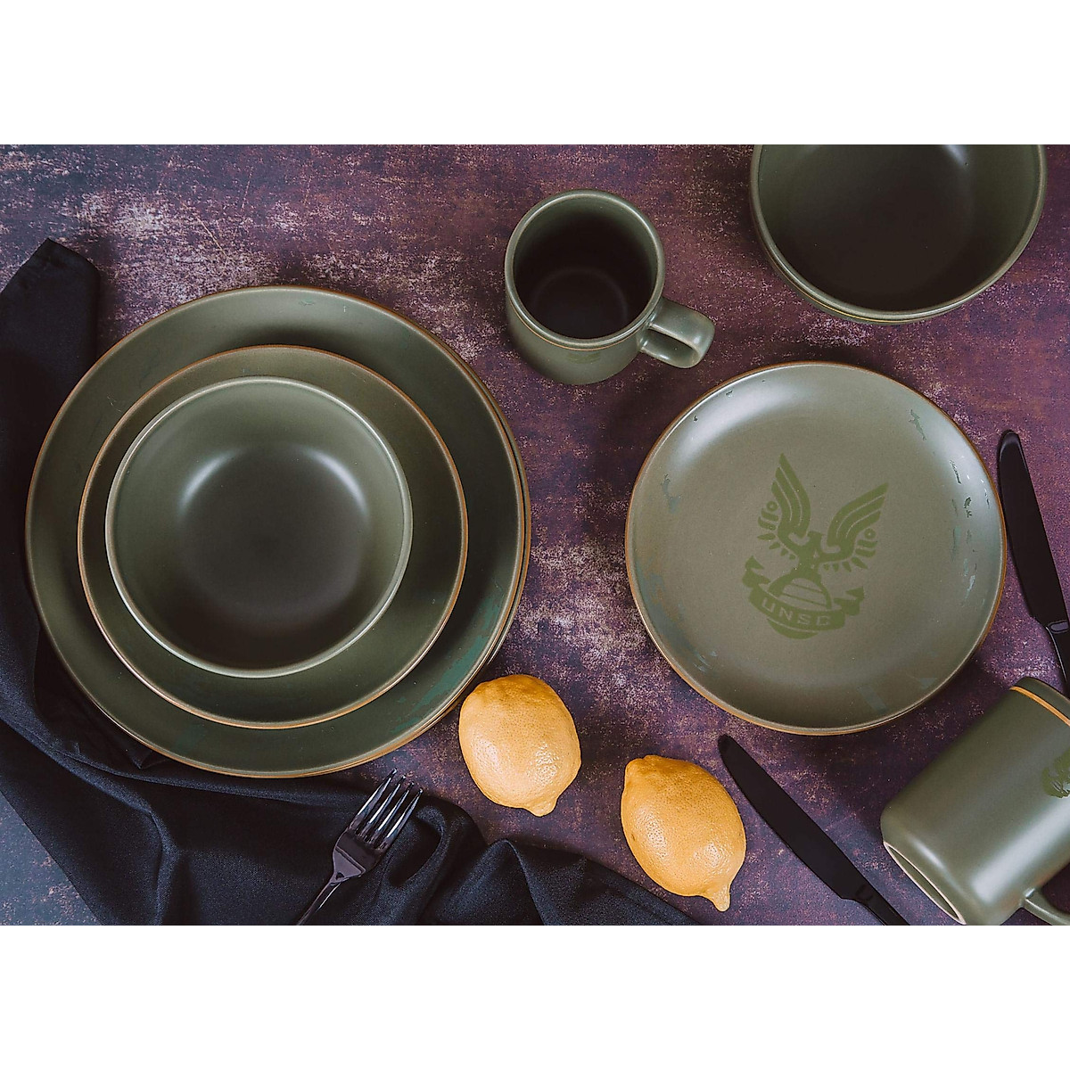 HALO Master Chief 117 Stoneware 8-Piece Dinnerware Set | Plates, Bowls, Mugs