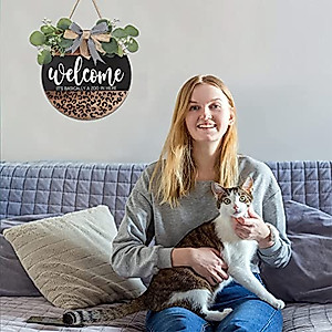 FWIEXA 3D Welcome Door Sign Wreath Wall Decor, It's Basically A Zoo in Here Round Wood Hanging Sign (11.4”x11.4”), Funny Hollow Leopard Pattern Decoration for Yard Garden Farmhouse Outdoor