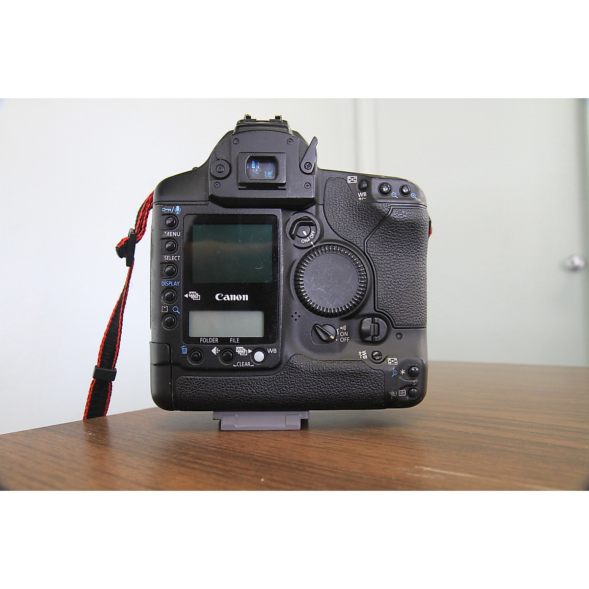 Canon EOS-1D Mark II 8.2MP Digital SLR Camera (Body Only)