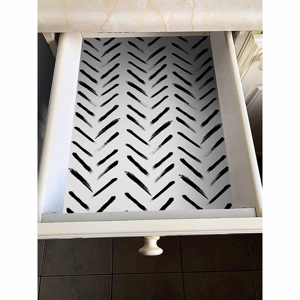 Black and White Stripe Wallpaper 17.71In X 236In Geometric Peel and Stick Wallpaper Modern Stripe Contact Paper Self Adhesive Removable Waterproof Wall Paper for Old Furniture Renovation