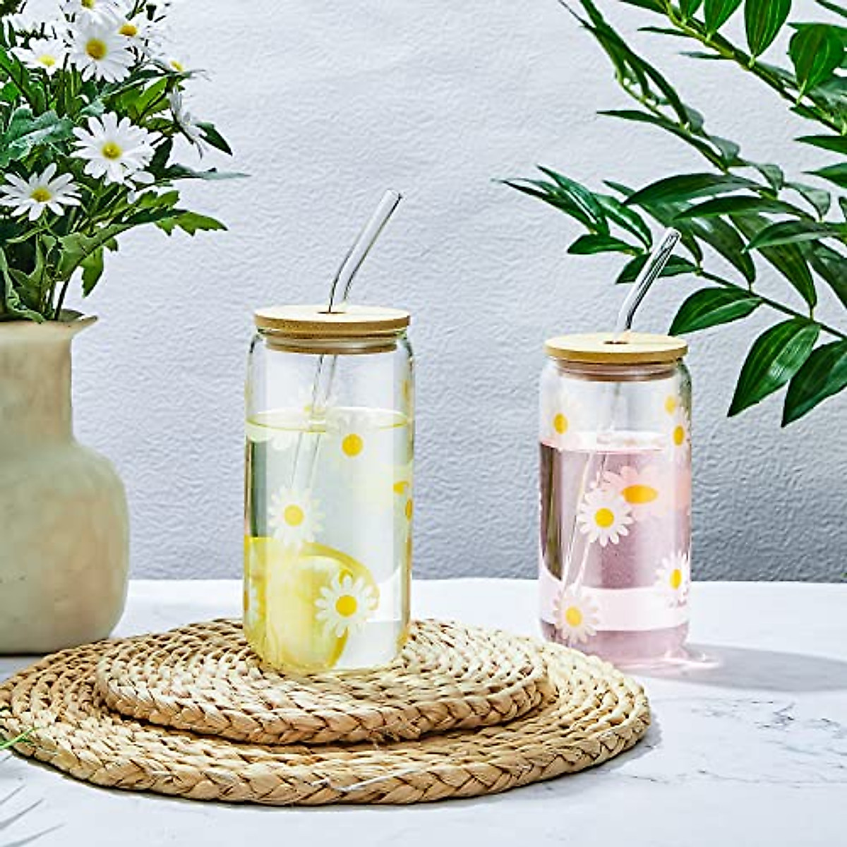 Hoolerry Daisy Flower Glass Cups with Lids and Straws 18 oz Iced Coffee Cup Drinking Glasses with Bamboo Lids Cute Flower Glass Coffee Tumbler Glasses for Home Office Kitchen (4 Pcs)