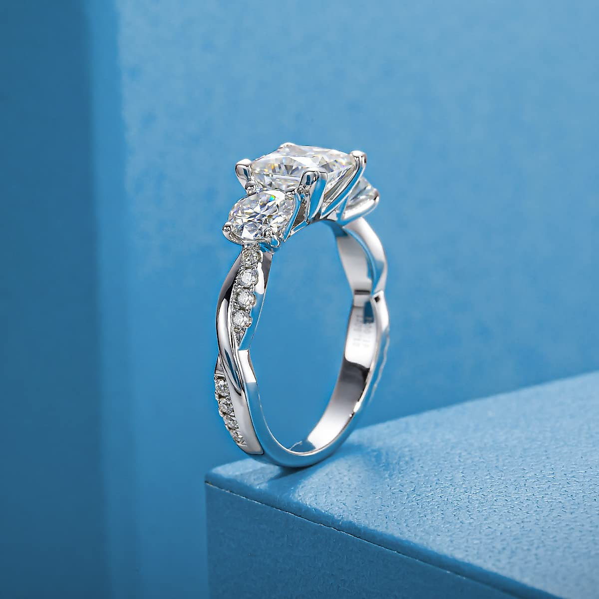 CannyCat Princess Cut Moissanite Engagement Ring for Women 2.66 cttw 3-Stone Moissanite Rings D color VVS Radiant Moissanite Diamond Wedding Anniversary Bridal Ring Pave Set Platinum Plated Silver Twisting Infinity Vine Eternity Band (5.5)