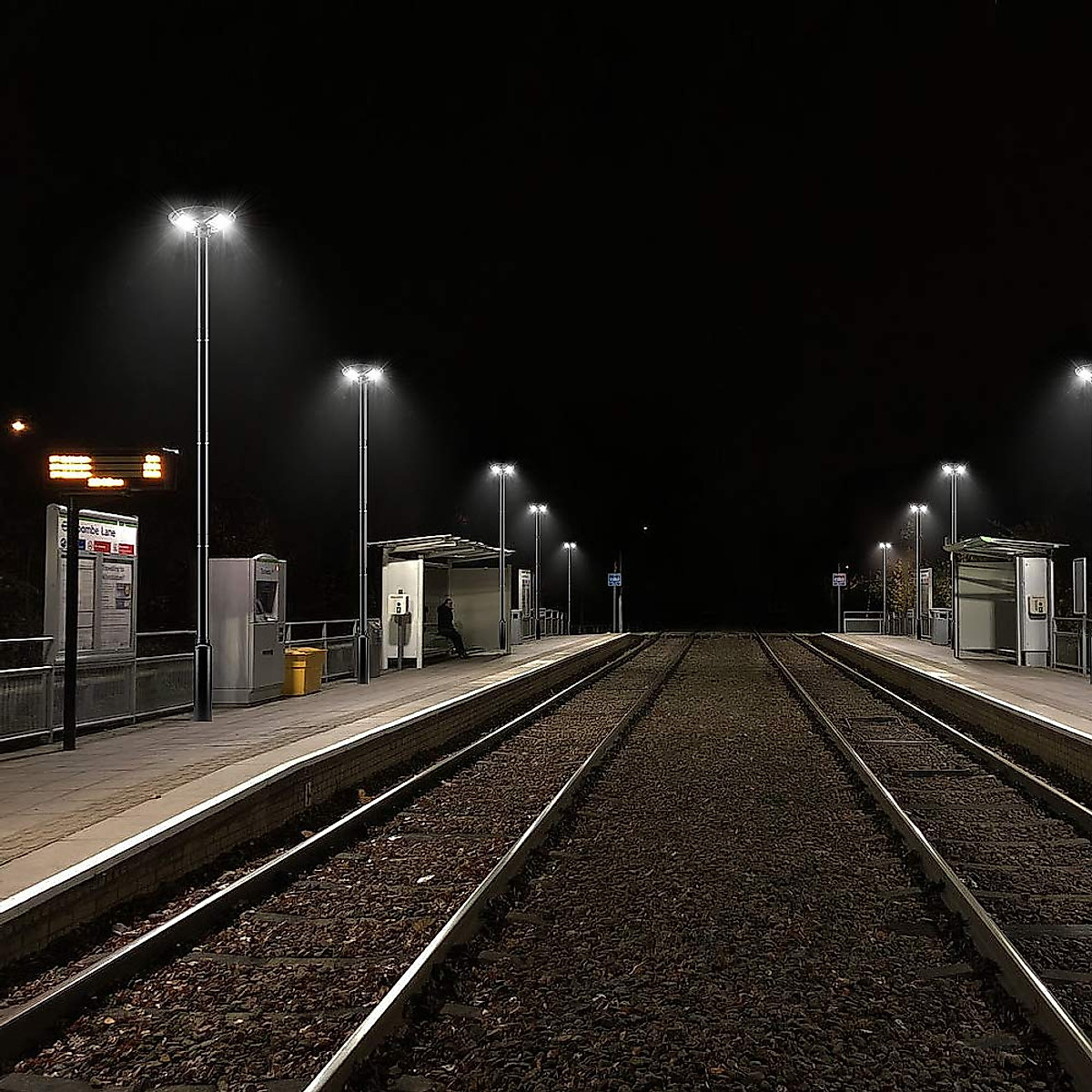 HCOOR 100W Solar Street Lights Outdoor, IP65 Waterproof Dusk to Dawn Solar Led Outdoor Light with Remote Control, 6500K Cool White Security Led Flood Light for Yard, Garden, Street, Parking Lot