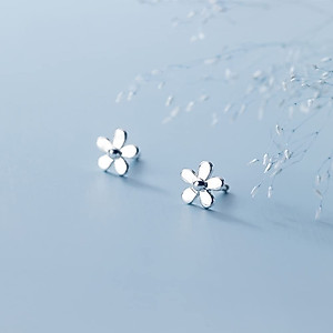 Minimalist 18G Daisy Flower Stud Earrings S925 Sterling Silver Dainty Tiny Small Cartilage Tragus Earring Ear Piercing Studs Helix Barbell Hypoallergenic for Women