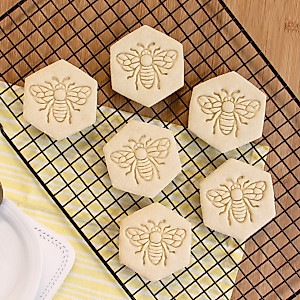 Realistic Bee cookie cutter, 1 piece - Bakerlogy