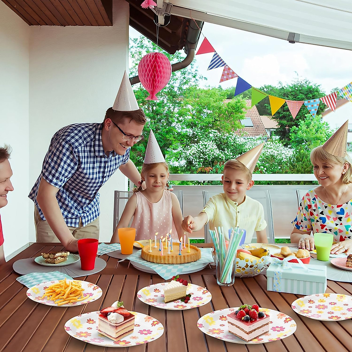 United-Unicorns 48 PCS Groovy Retro Daisy Party Plates - Hippie Boho Flower Round Disposable Plates for 60s and 70s Themed Parties, Birthdays, Baby Showers, Weddings, and Bridal Tableware