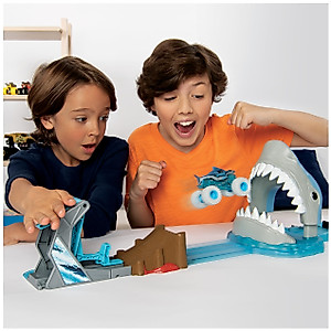 Monster Jam, Official Megalodon Mayhem Playset with Exclusive 1:64 Scale Megalodon Die-Cast Monster Truck