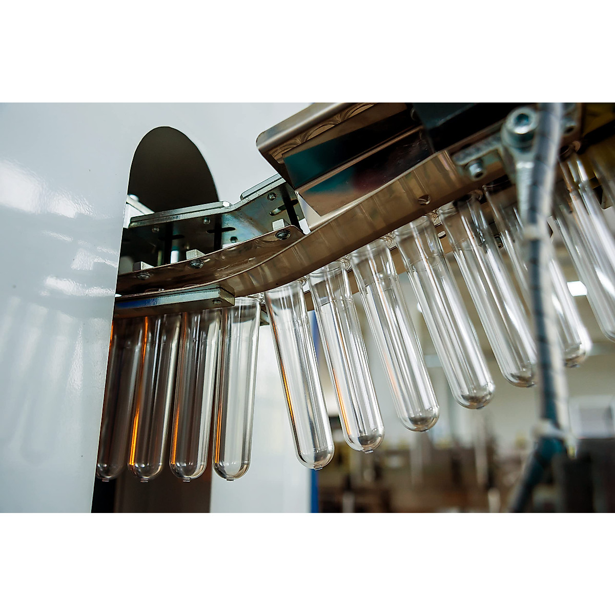 Smart Solutions Salon Grade Empty Pump Bottle (32oz, 4 Pack) with Lockdown Leak Proof Pump | BPA Free | Refillable Perfect for Lotion, Shampoo, Conditioner, Liquid Soap, Gel Sanitizers & Facial Cream