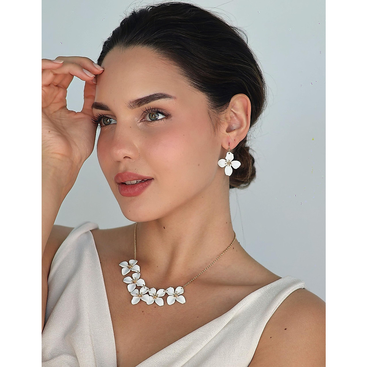 POMINA Floral Flower Bib Necklace Fashion Statement Flower Collar White Necklace for Women (Flower Bib- White)