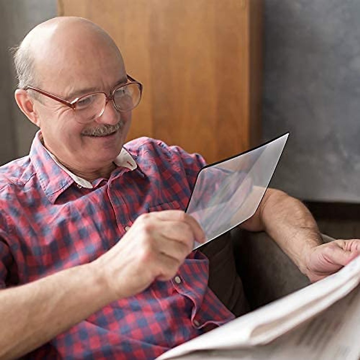 Enhon 3X Page Magnifier 7 x 4.7 Inch Magnifying Sheet Fresnel Lens Page Magnifying Glass for Elderly and People with Low Vision Reading Small Patterns, Maps and Books (8 Pieces)