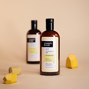 Specialist Anti-Dandruff Shampoo by Nuggela & Sulé. With Red Onion Extract and Piroctone Olamine. Epigenetic Formula. Eliminates and Prevents the appearance of Oily and Dry Dandruff. 1 x 250ml