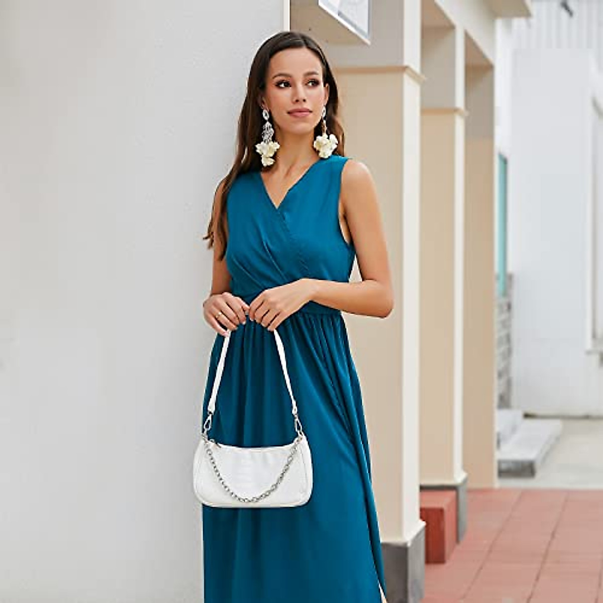 BOBOWINGS White Small Purses for Women, Mini Crocodile Pattern Leather Shoulder Bag Trendy with Silver Chain, Zipper Closure