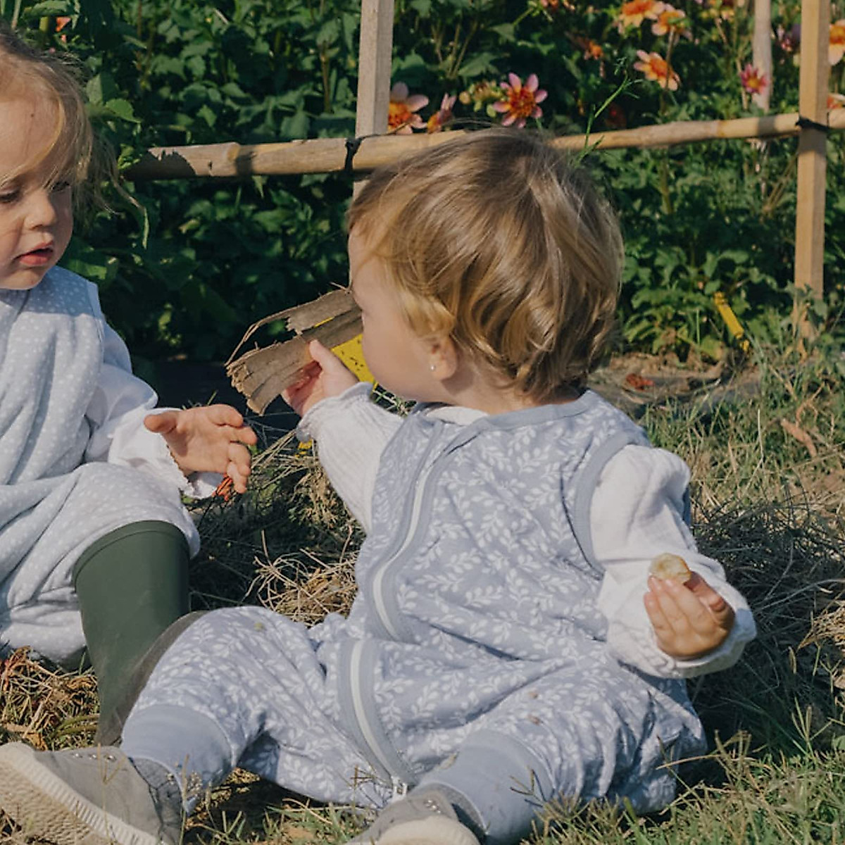 molis & co. Toddler Sleep Sack with Feet, 18-24 Months. 0.5 TOG Lightweight Baby Sleeping Bag with Legs. Unisex Leafprint. Cotton Toddler Wearable Blanket