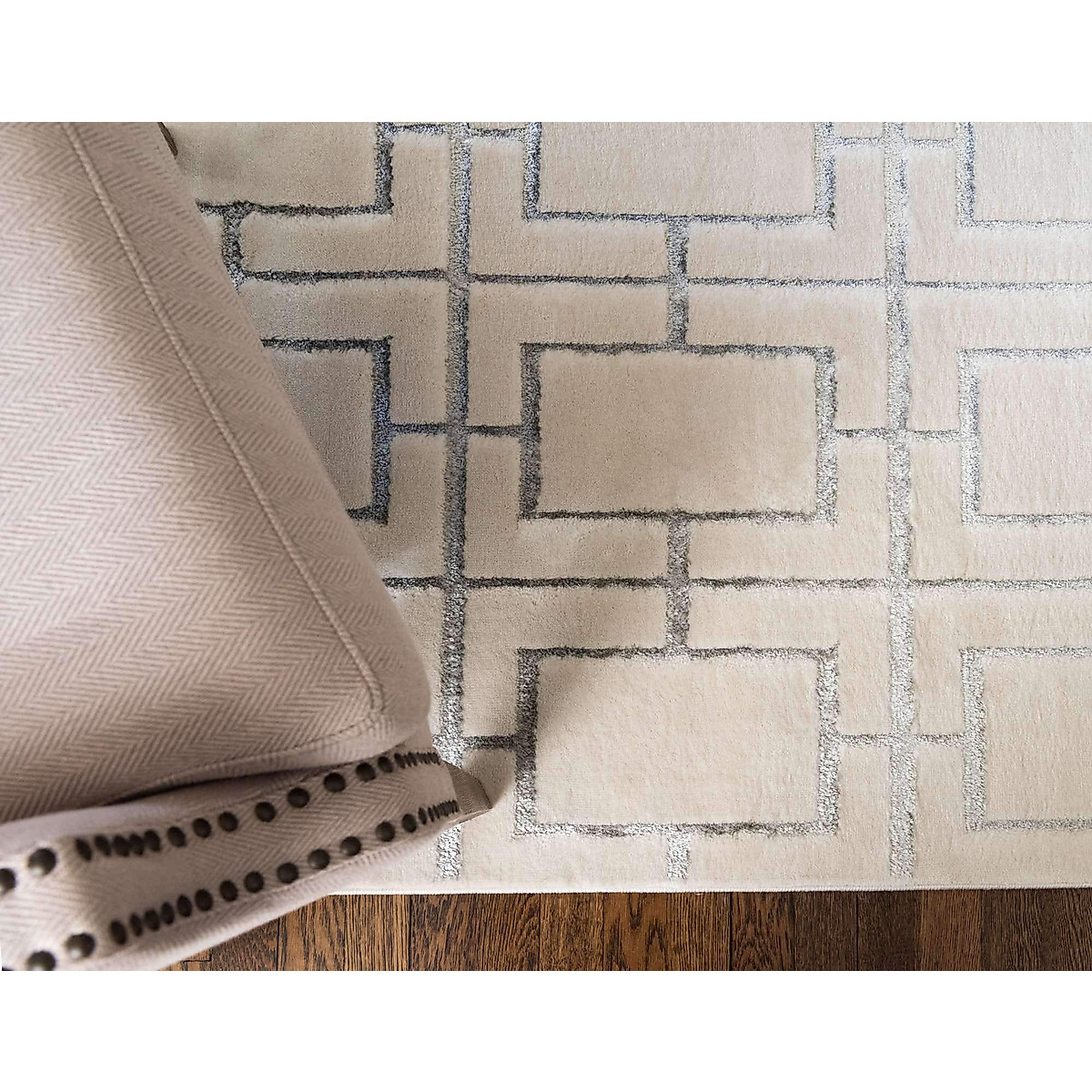 Unique Loom Marilyn Monroe Glam Collection Area Rug - Deco (5' 1' x 8' Rectangle, White Silver/ Silver)