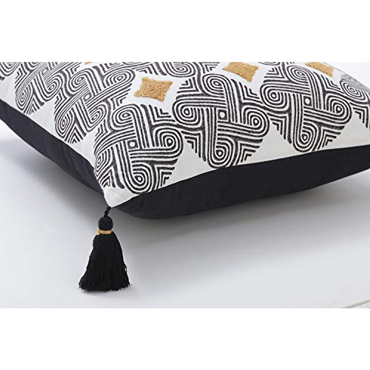 Pillow Perfect Indoor Hiawatha Gold 18 Inch Throw Pillow, 18 X 18 X 5