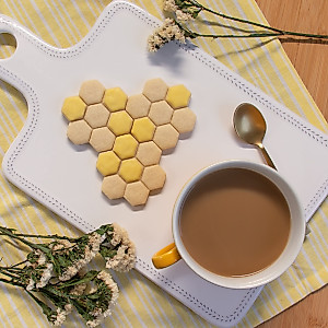 Honeycomb cookie cutter, 1 piece - Bakerlogy