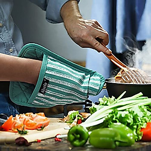 Alselo Silicone Pot Holders Set of 3 Heat Resistant & Non Slip Potholders, Professional Oven Hot Pads with Pockets Mitts for Kitchen Cooking Baking Barbecue