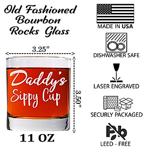 CARVELITA Daddy's Sippy Cup Whiskey Glass - First Time Dad Gifts - 11oz Engraved Old Fashioned Bourbon Rocks Glass - Gifts For New Dad - Dad To Be Gifts - Happy Birthday Daddy - New Dad Gifts For Men