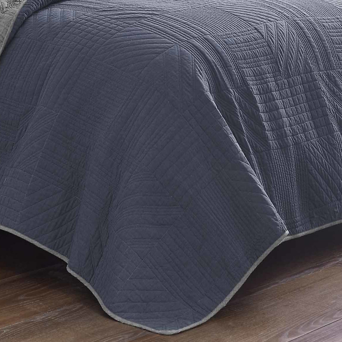 Eddie Bauer - Queen Quilt Set, Reversible Chambray Bedding with Matching Shams, Super Soft Wrinkle-Resistant Home Decor for All Seasons (Hidden Lake Blue, Queen)