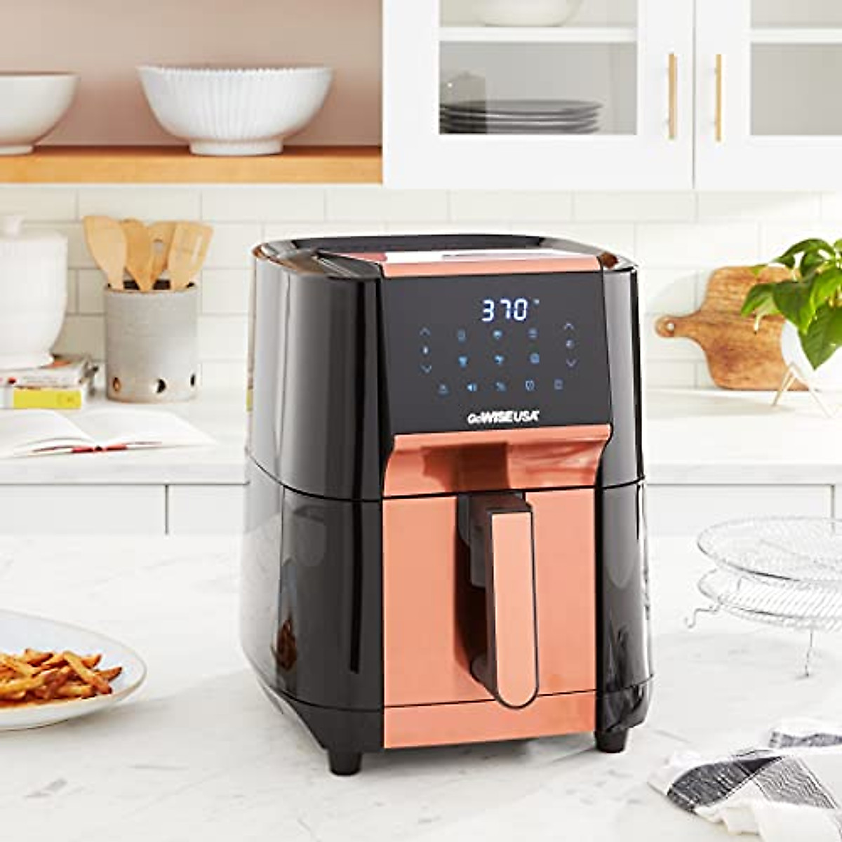 GoWISE USA 7-Quart Air Fryer & Dehydrator - with Ergonomic Touchscreen Display with Stackable Dehydrating Racks with Preheat & Broil Functions + 100 Recipes (Black/Copper))