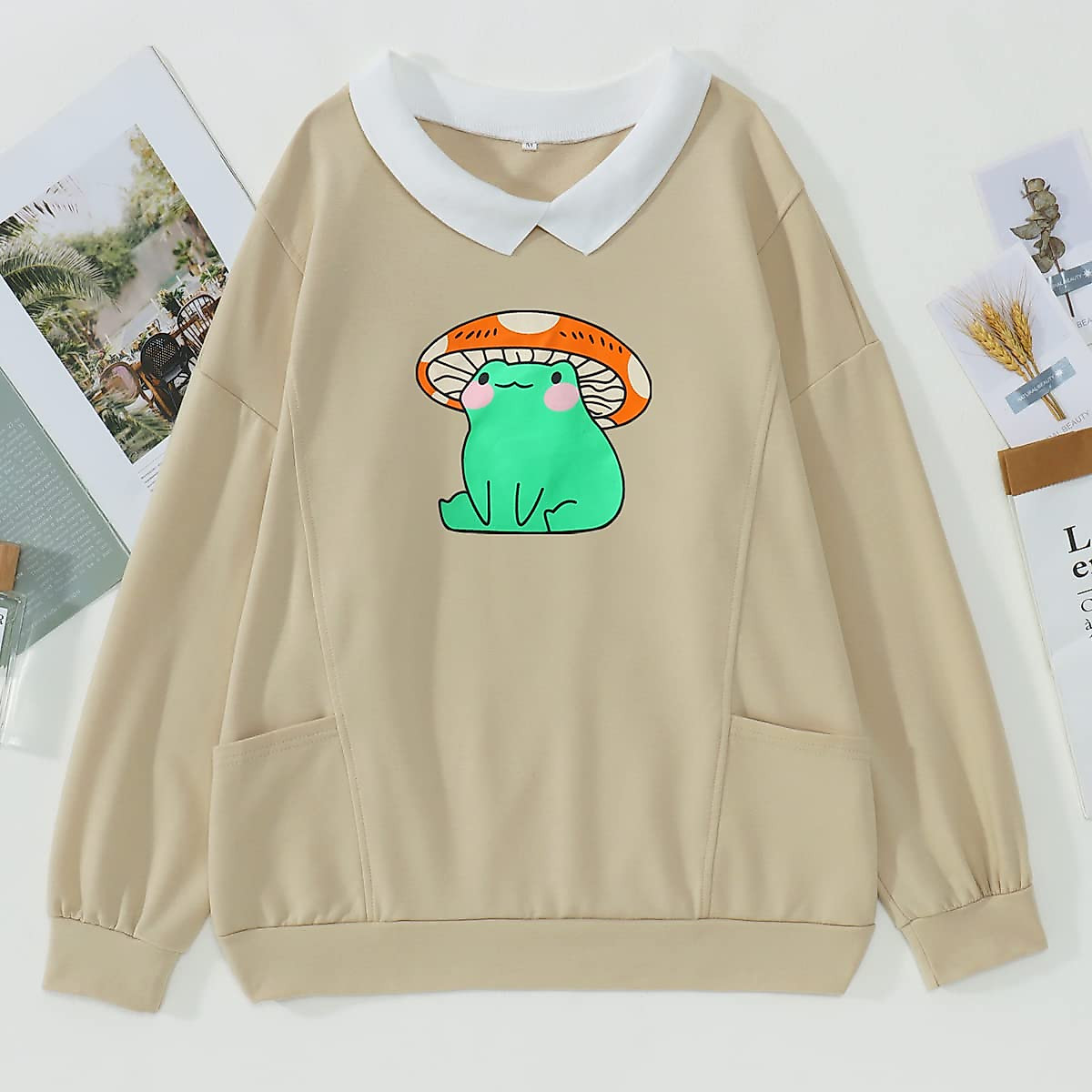 IZYJOY Women Frog Mushroom Graphic Sweatshirt Long Sleeve Loose Aesthetic Tees Pullover Teen Girls Kawaii Lightweight Shirts Top(Beige,M)