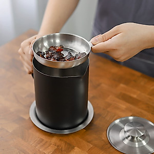 VUCCHINI Bacon Grease Container with Fine Strainer and Lid - Larger Capacity Bacon Grease Keeper Oil Can - Iron Cooking Oil Can with Removable a Coaster Tray for Kitchen Fat Storage