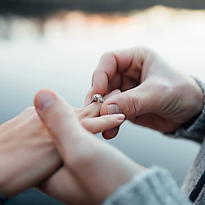 GEMQUEEN Moissanite Engagement Ring 1.60ct Brilliant Round Cut D Color VVS1 Clarity Lab Created Diamond Eternity Rings 18K White Gold Plated Hypoallergenic Sterling Silver Moissanite Wedding Rings for Women