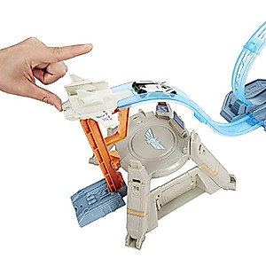 Hot Wheels Disney Pixar Buzz Lightyear Hyper Loop Challenge Playset, Includes Buzz Lightyear Character Car, Gift For Kids 3 Years & Up