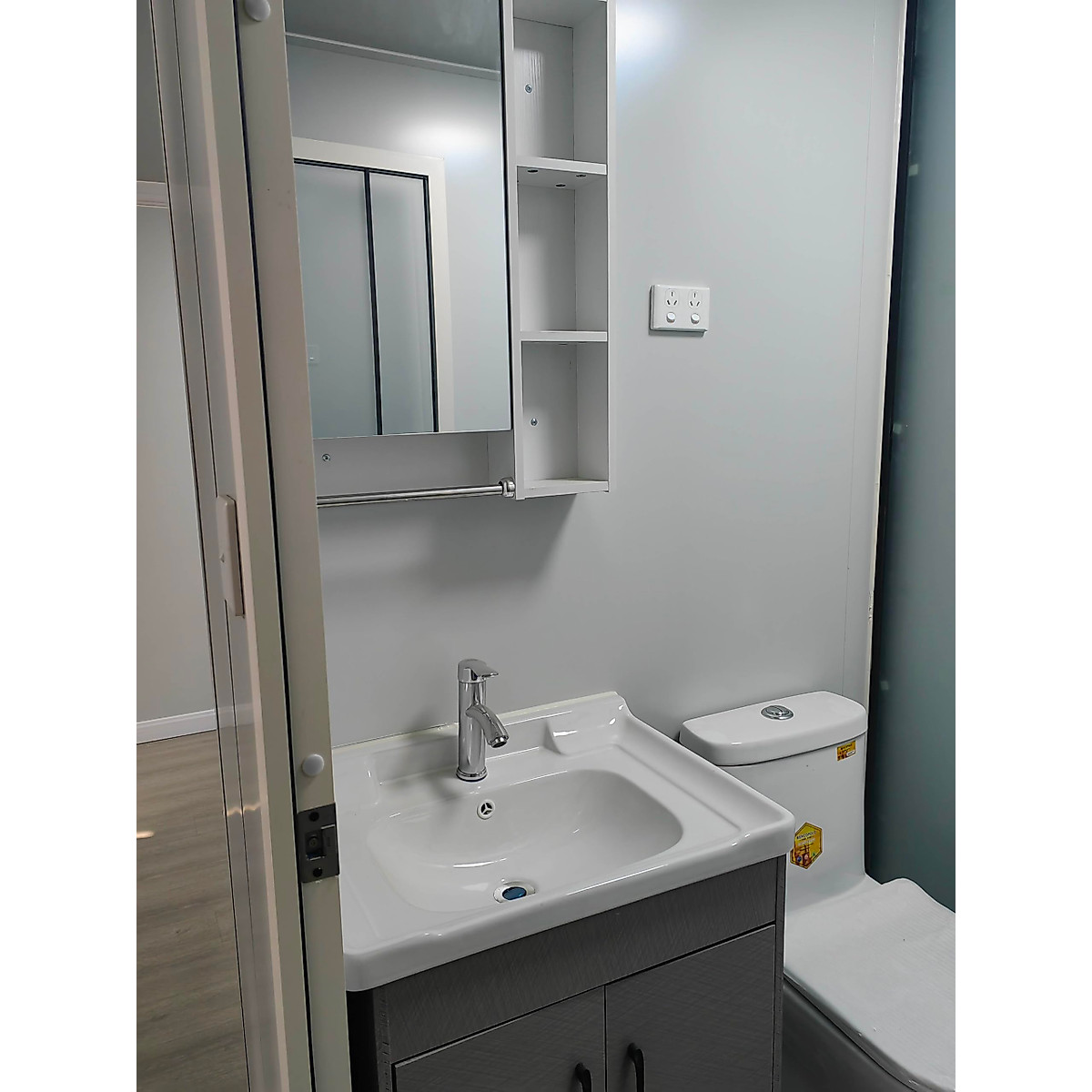 Fully Equipped 20ft Modern 2024 Luxury Prefabricated Container House 3 Bedroom 1 Bathroom 1 Kitchen - Modern Prefab Villa, Insulated Expandable Container, Mobile Tiny Home, Free Electric Water Heater