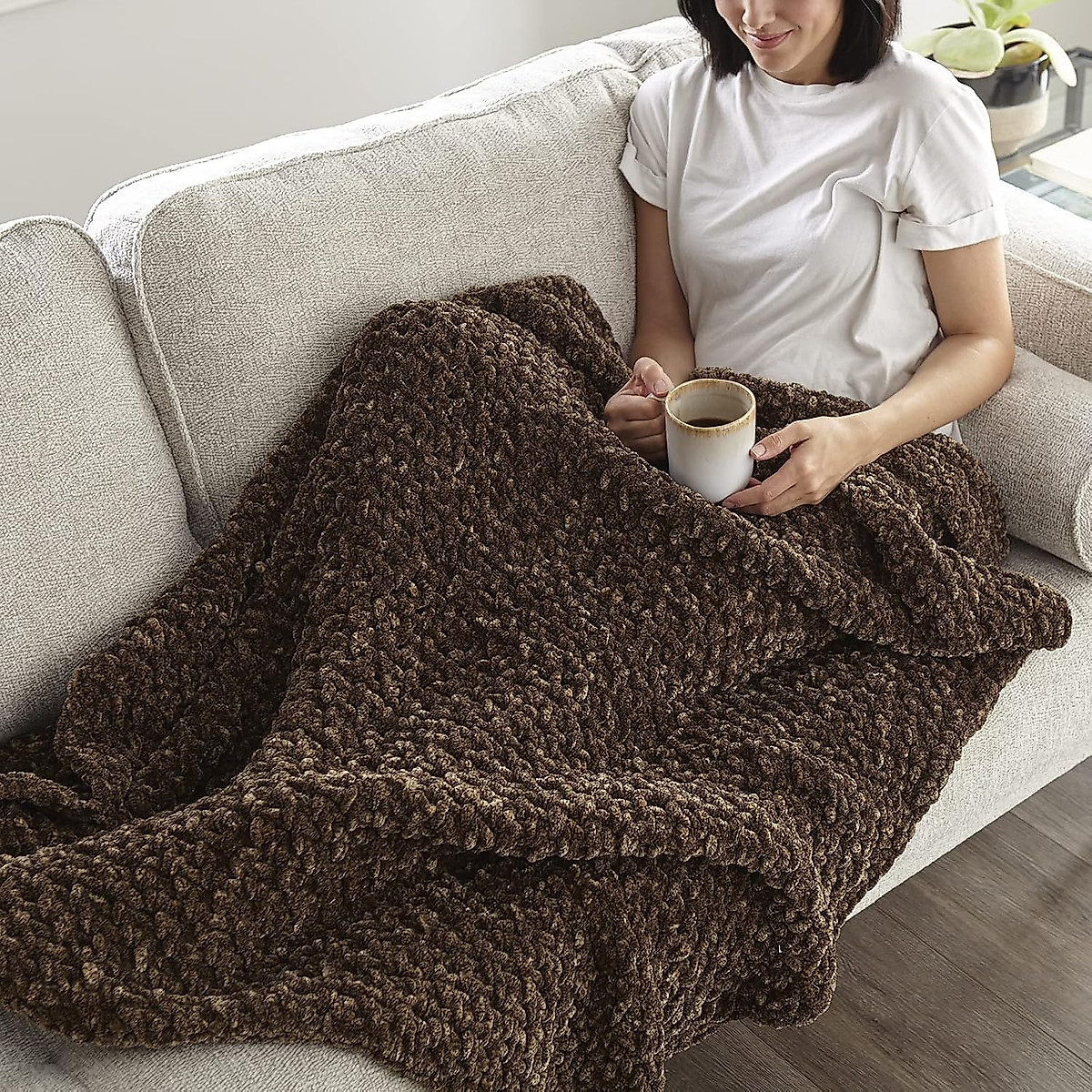 Crafted By Catherine Luxe Velvet Solid Yarn - 4 Pack (300 g / 10.5 oz, 98 Yards Each Skein), White, Gauge 6 Super Bulky