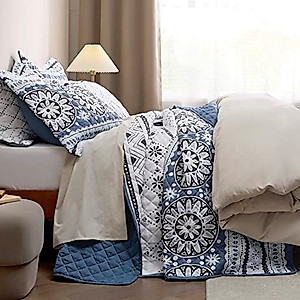 Bedsure Boho Quilt Set Queen - Reversible Bohemian Striped Pattern Quilt Bedding Set, 3 Pieces Lightweight Microfiber Bedspread, Coverlet with 2 Pillow Shams for All Seasons (90"x96")