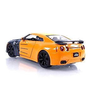Naruto 1:24 2009 Nissan GT-R(R35) Die-Cast Car & 2.75" Naruto Figure, Toys for Kids and Adults