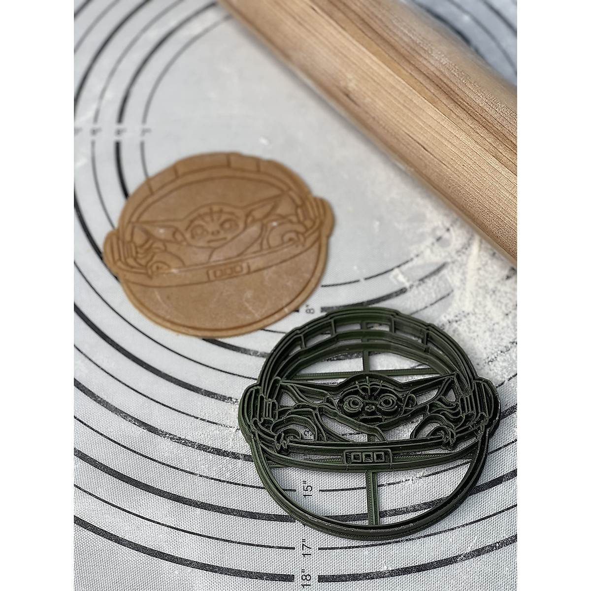 Premium Star Wars Exclusive The Mandalorian The Child in Hovering Pram Baby Yoda Grogu in a Stroller Cookie Cutter Mold 4.5-Inch-Scale Produced by 3D Kitchen Art