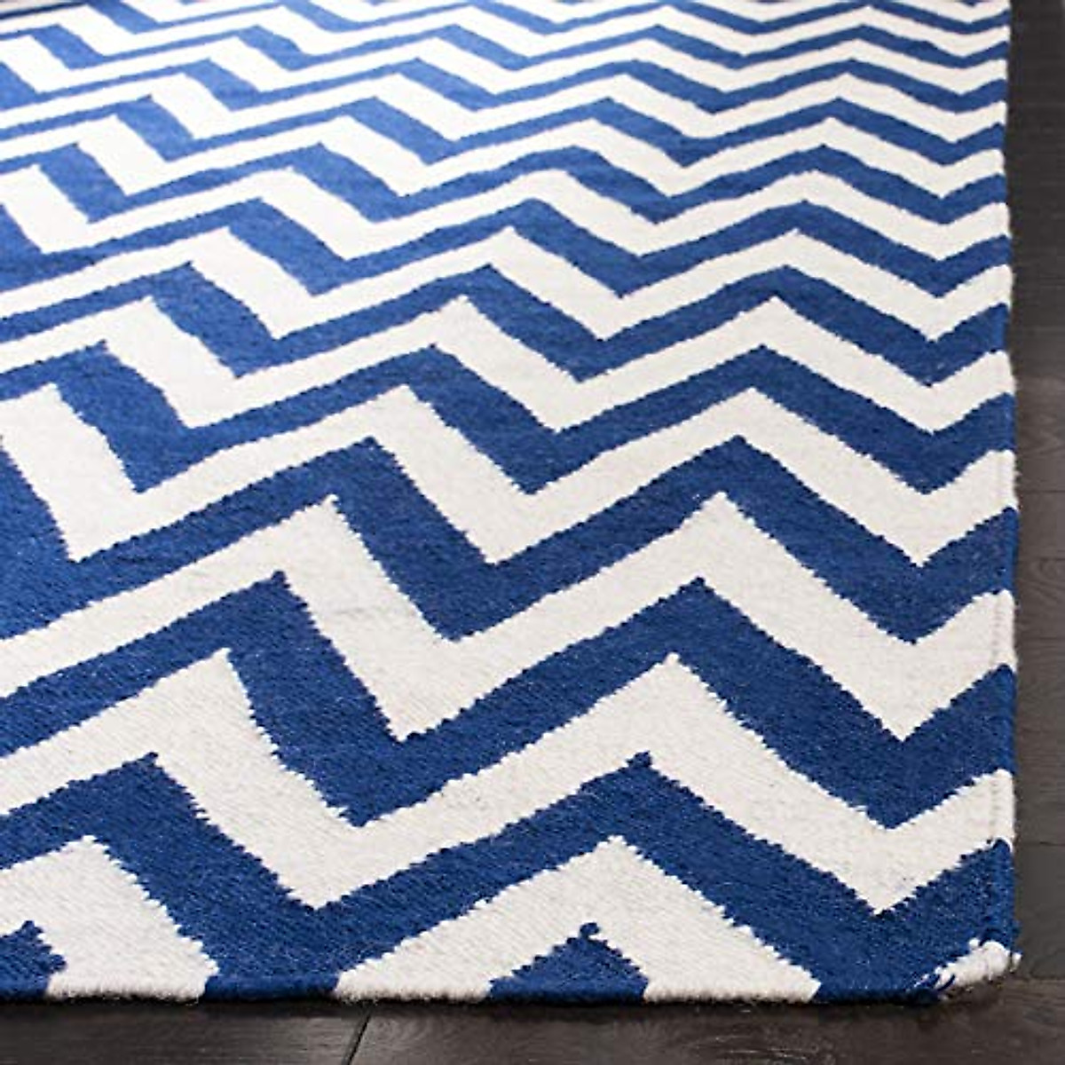 SAFAVIEH Dhurries Collection 5' x 8' Dark Blue/Ivory DHU557K Handmade Flatweave Premium Wool Area Rug