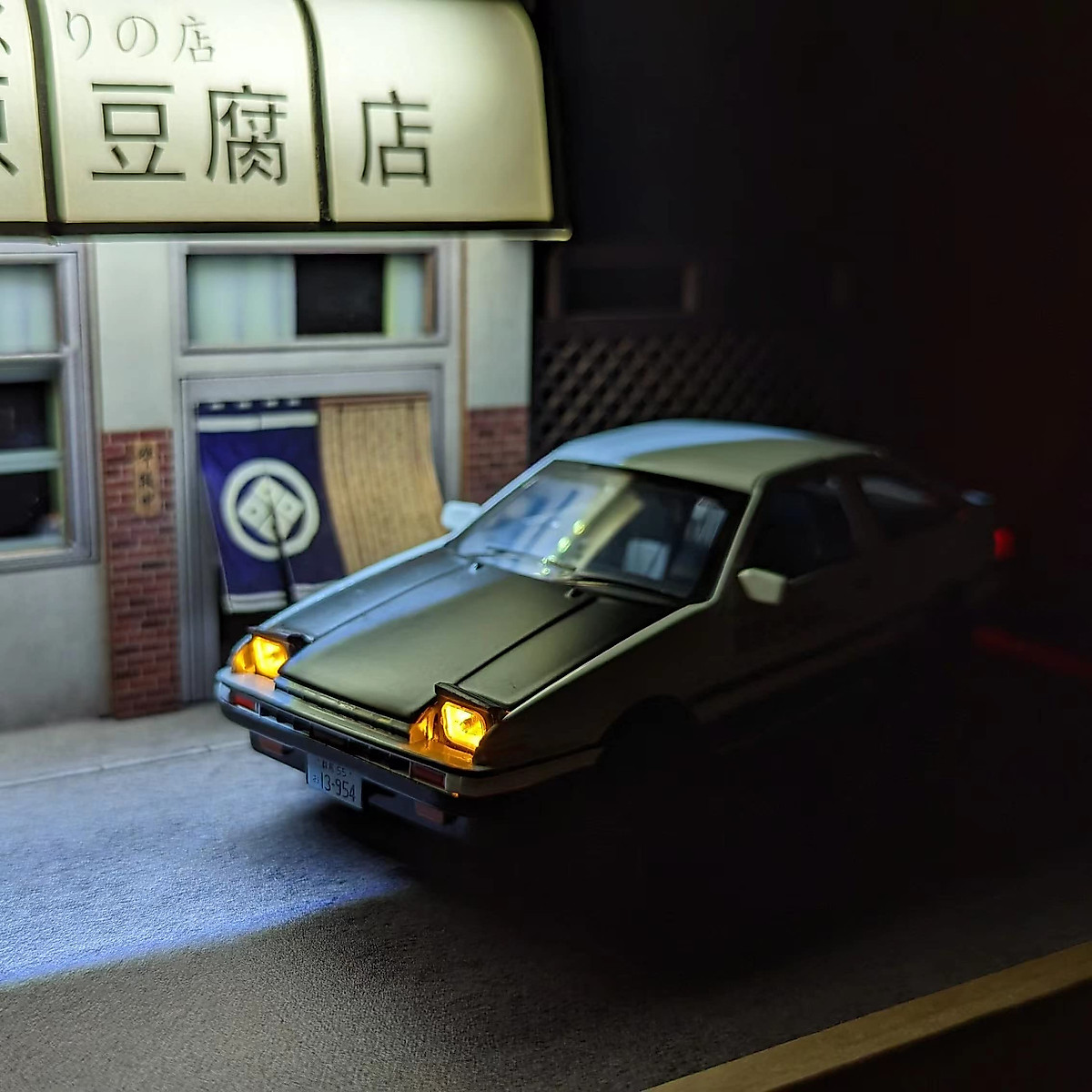 Lonyiabbi 1/32 Scale LED Fujiwara Toufu Store Scene Model Car Acrylic Display Case with AE86 Diecast Car Model JDM Car Model Display Box