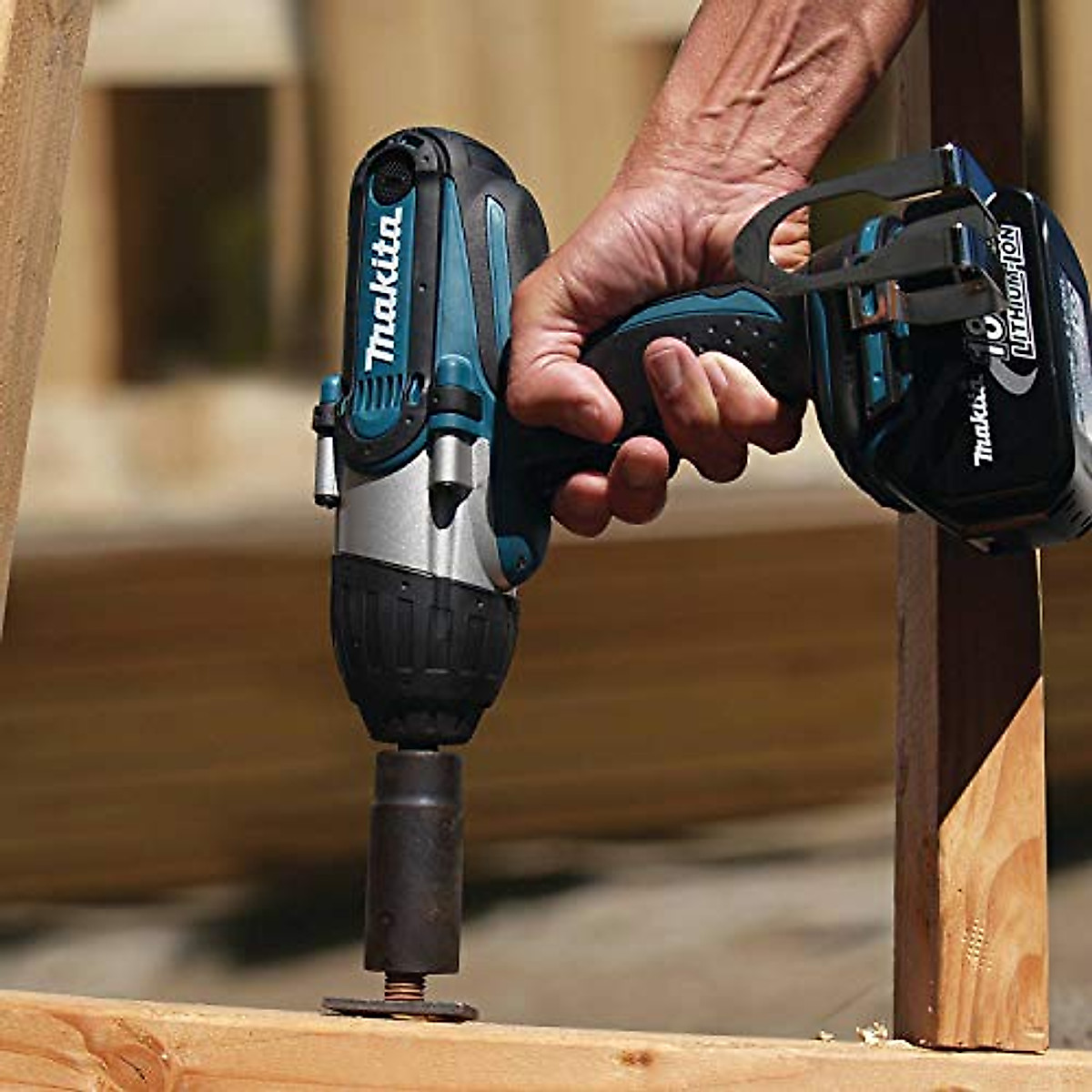 Makita XWT04S1 18V LXT® Lithium-Ion Cordless 1/2" Sq. Drive Impact Wrench Kit (3.0Ah)