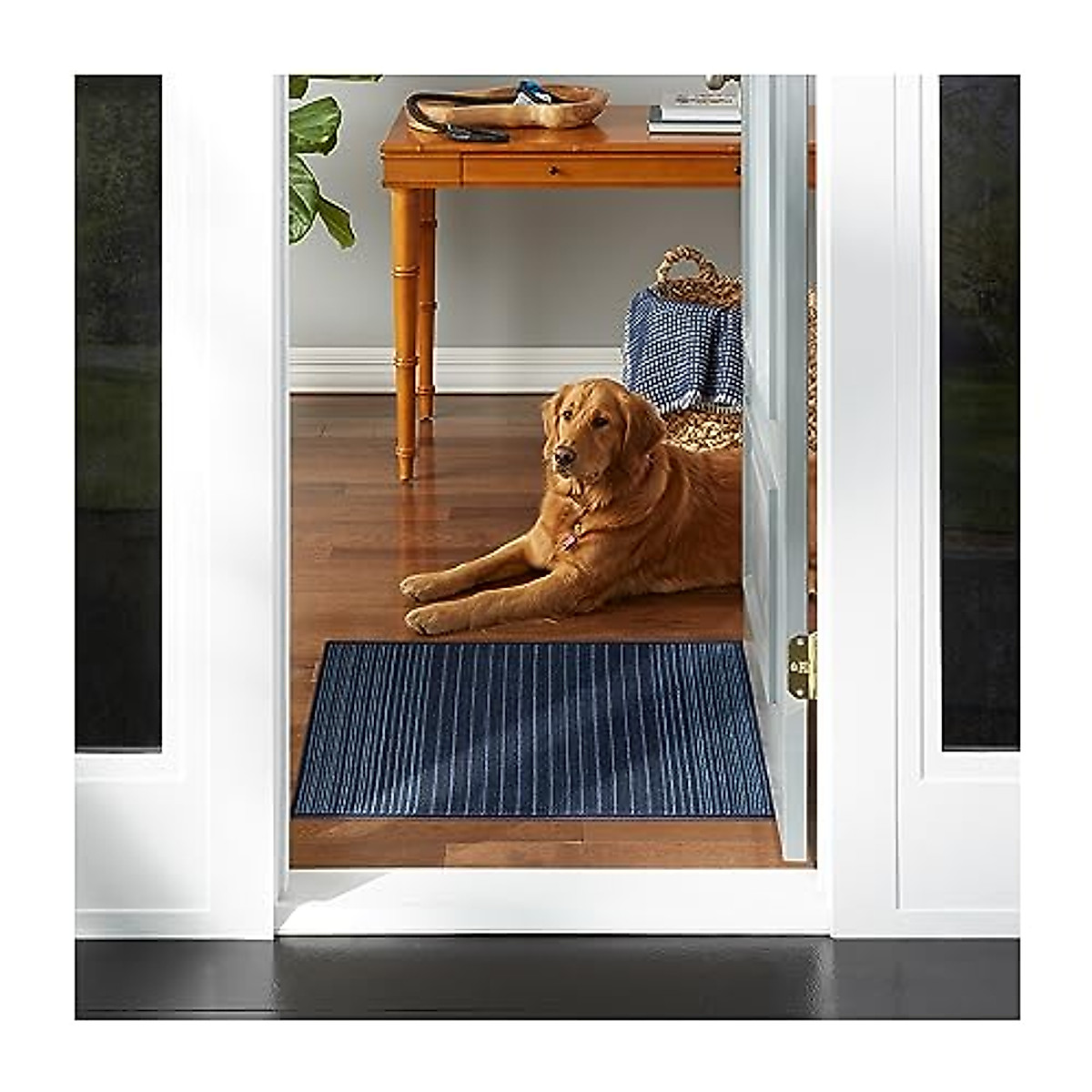 TOWN & COUNTRY BASICS Layne Modern Stripe Everwash™ Washable Area Rug with Non-Slip Backing, Pet Friendly Rug, Navy Blue/Blue, 20"x35"