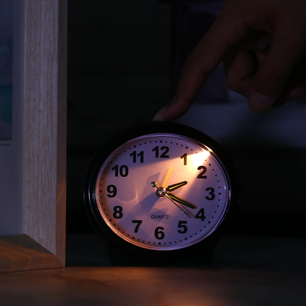 AMIR Analog Alarm Clock Battery Operated, Silent Non Ticking Small Travel Clock, Lighted on Demand & Snooze, Increasing Volume, Loud Clock for Heavy Sleepers, Kids, Elder Bedroom