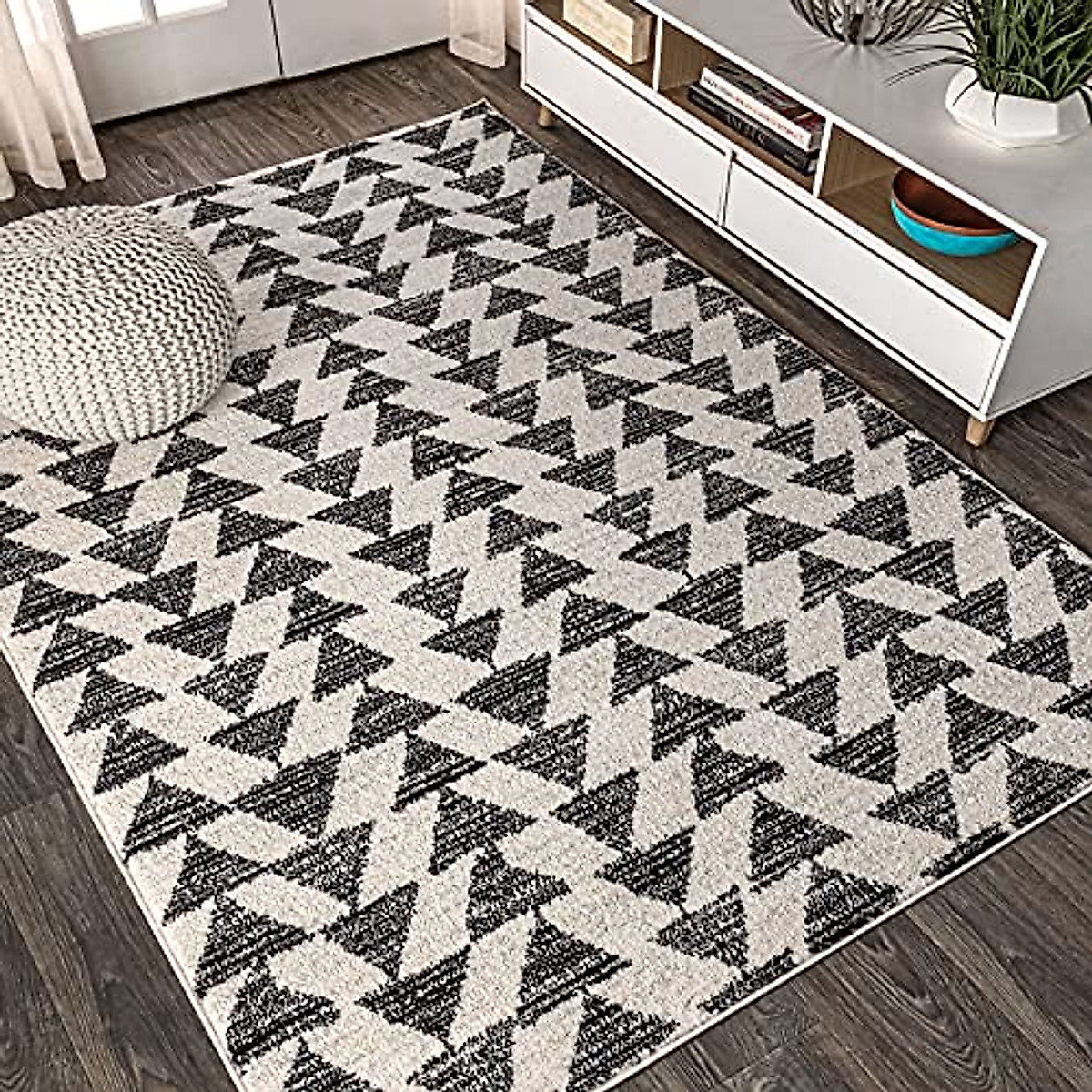 JONATHAN Y MOH206A-8 Aisha Moroccan Triangle Geometric Indoor Farmhouse Area-Rug Bohemian Minimalistic Easy-Cleaning Bedroom Kitchen Living Room Non Shedding, 8 X 10, Cream,Black