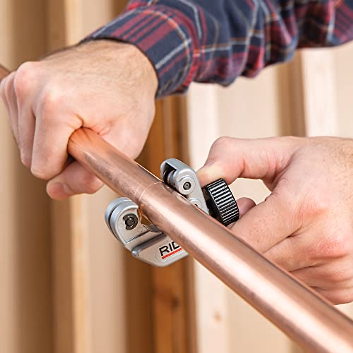 RIDGID 40617 Model 101 Close Quarters Tubing Cutter with 1/4"-1-1/8" Cutting Capacity, Silver