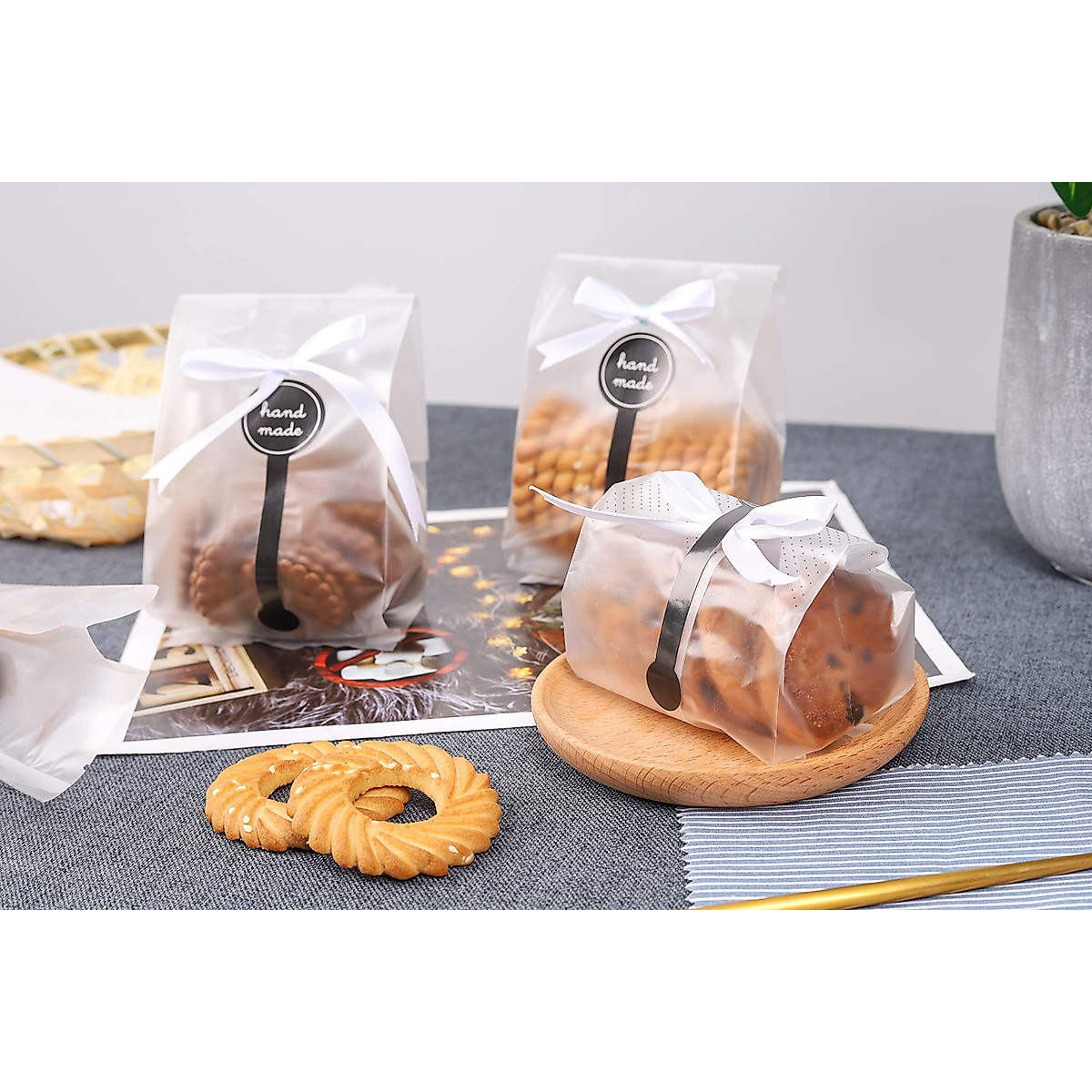 YunKo Cookie Bags for Gift Giving Cellophane Clear Treat Bags for Favors Mini Loaf, Bundt Cake, Hot Cocoa Bomb Packaging With Stickers(100PACK, Translucent)
