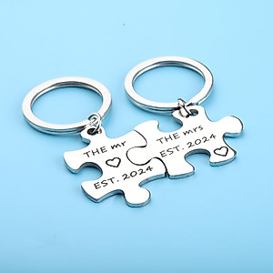 FUSTMW Couple Wedding Gifts Mr Mrs Est 2024 Keychain Set Newlyweds Gifts Wife Husband Engagement Gifts (Silver)