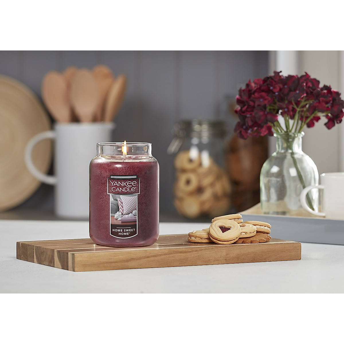 Yankee Candle Home Sweet Home Scented, Classic 22oz Large Jar Single Wick Candle, Over 110 Hours of Burn Time, Ideal for Fall, Outdoors, Home and Christmas Decorations
