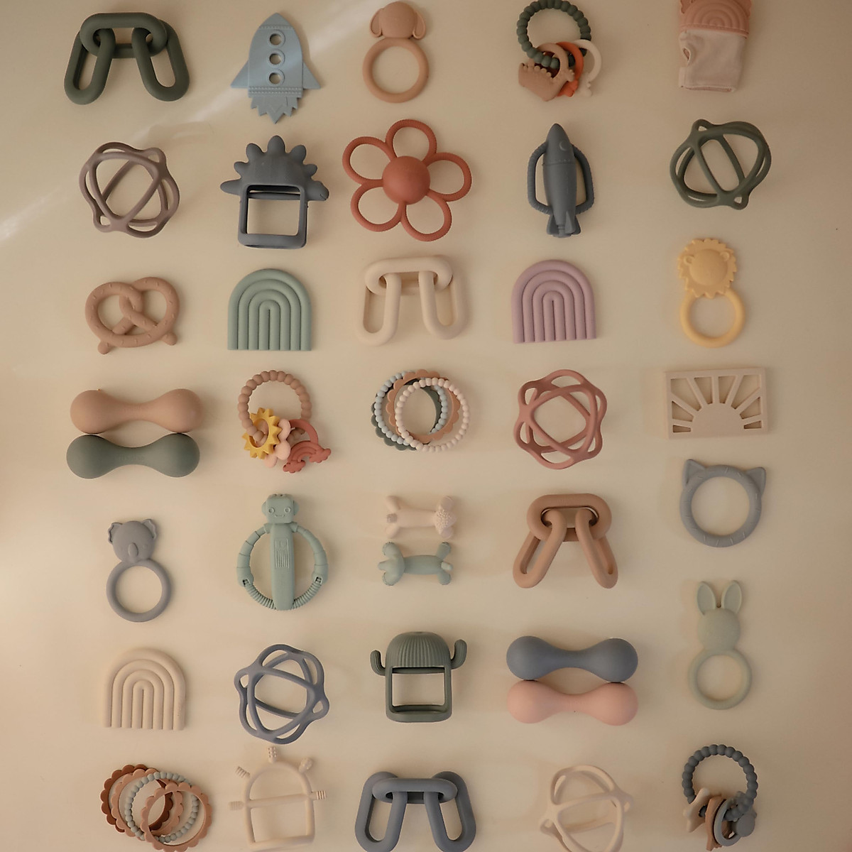 mushie Silicone Baby Teether Ball Toy (Dried Thyme)