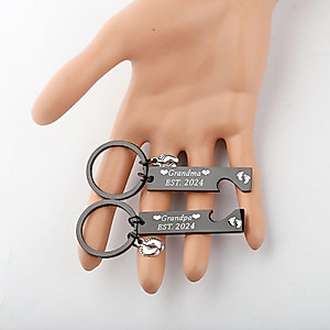 New Grandparent Gift Grandma and Grandpa Est 2024 Keychain Set Pregnancy Announcement Gifts New Grandparents Gift First Time (Black)