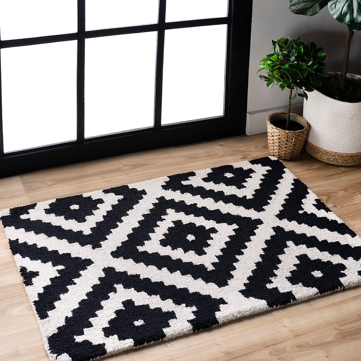 nuLOOM Kellee Hand Tufted Geometric Wool Accent Rug, 3x5, Black