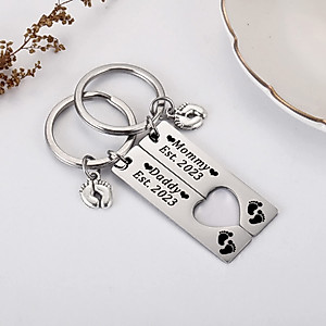 Pregnancy Announcement Gifts for First Time New Moms Dad to be Gender Reveal New Baby Gift Basket for Parents - Daddy and Mommy Est 2023 Keychain Set